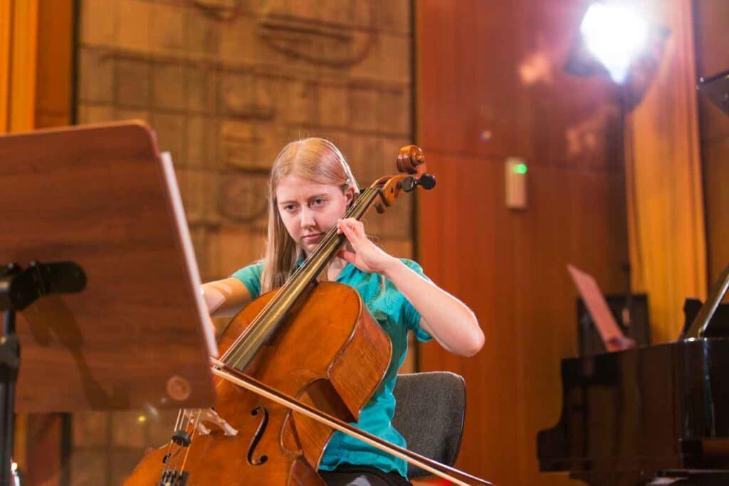 Tocar y escuchar música con un implante coclear - The MED-EL Blog